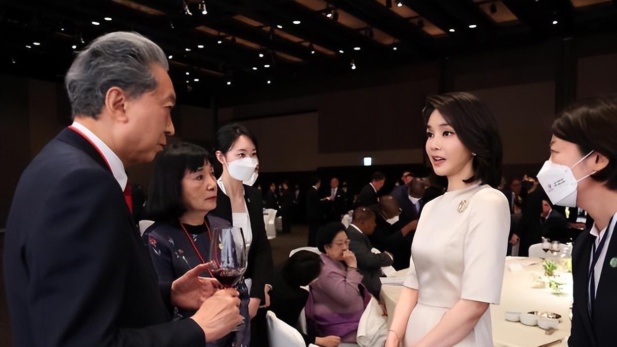 韓國最美第一夫人用犀利眼神止住丈夫喝酒,這位總統嫩妻可能是上王 每日要聞