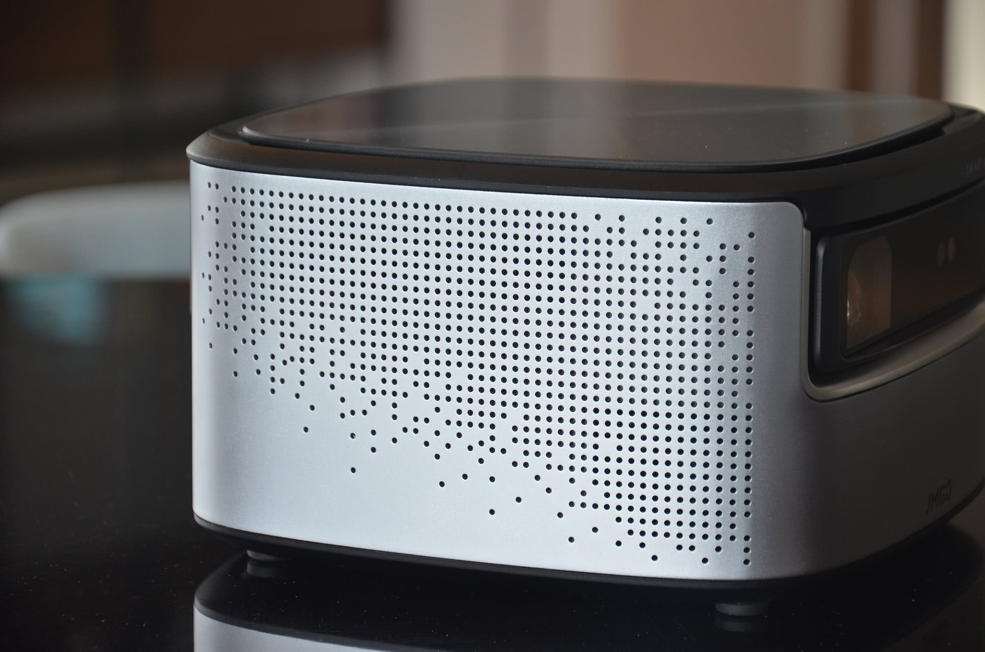 白天也能看的300寸智能投影，坚果J7能否取代传统电视？_智能投影产品近几年在国内十分火热_易坊