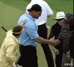 和女朋友在酒店正玩得愉快，前台没敲门就进来了 -6parkbbs.com