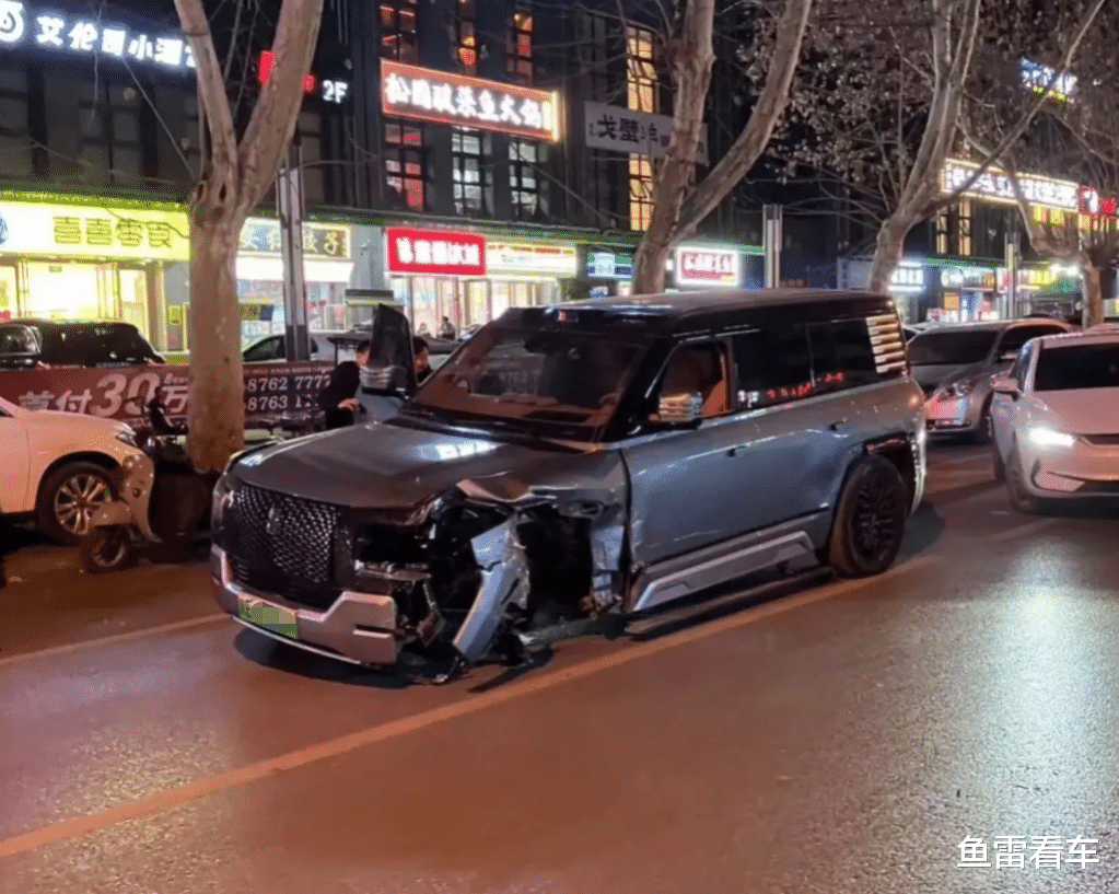 百万级的仰望U8撞击吉利帝豪GL！前轮又掉了，网友：丢轮保车_金纳莱网